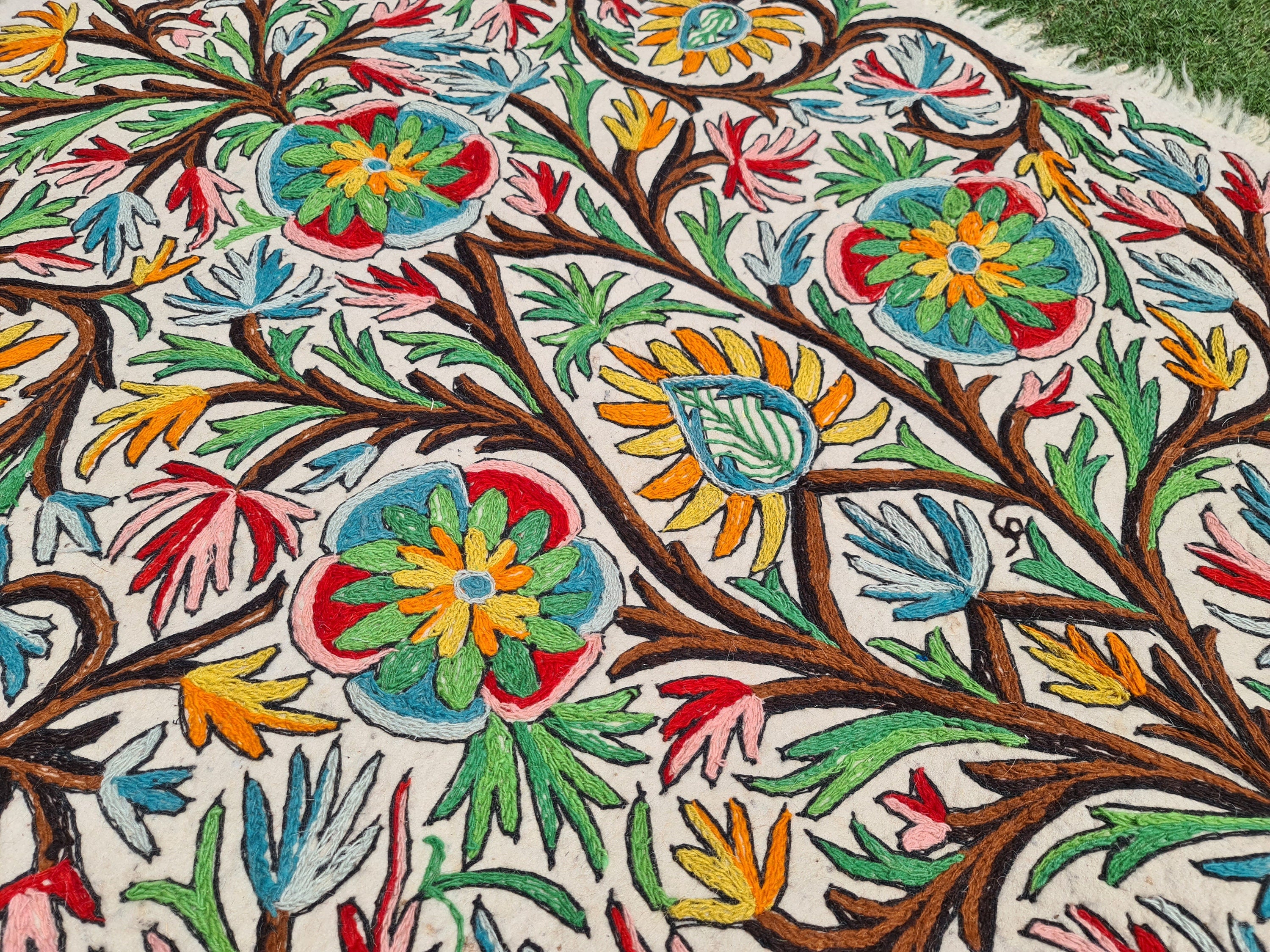 Handmade wool rug "Kashmir Garden" traditional Namda from Kashmir ...